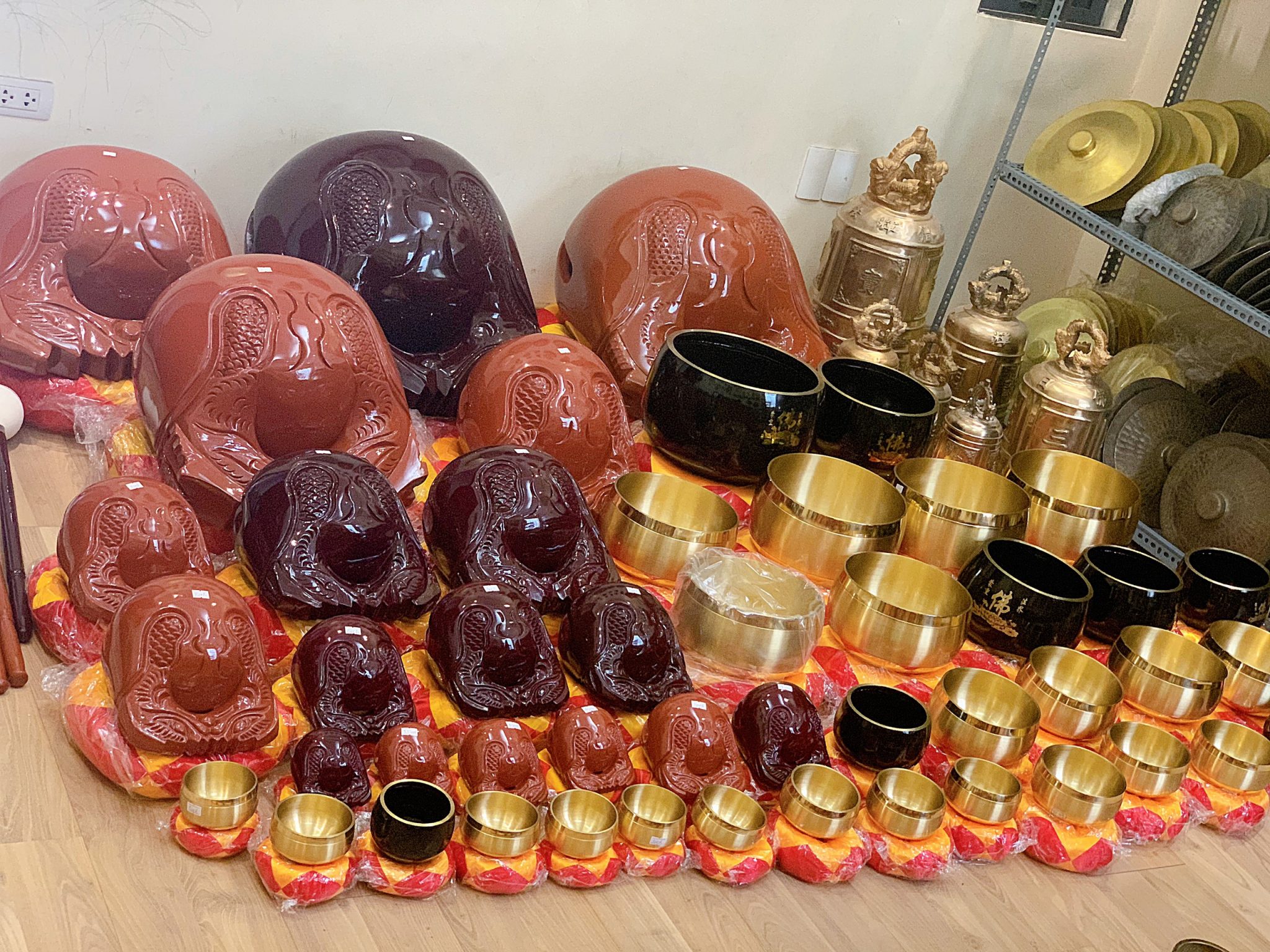 Cửa hàng bán chuông mõ tụng kinh trong chùa - Nhạc Cụ Phong Vân